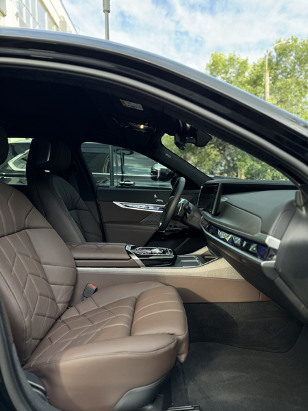 BMW   740i 2023 срочно