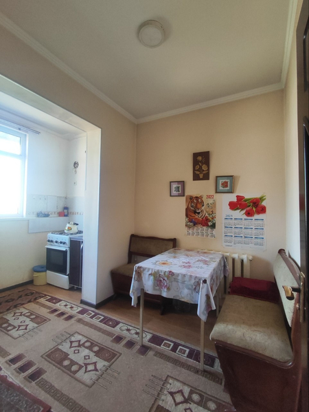 Мухтара Ашрафи 2к 50м2 лоджия 1.5*6 среднее состояние