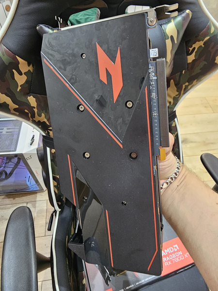 Продам видеокарту Radeon RX7800XT 16GB от Acer