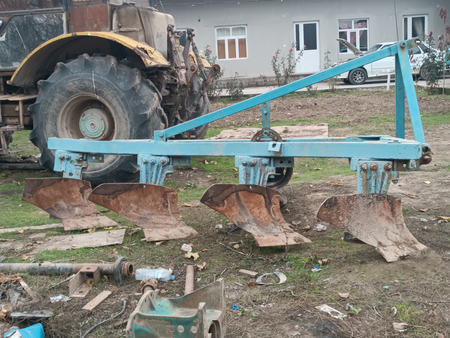 Plug 4 korpisli sotiladi ishga tayor