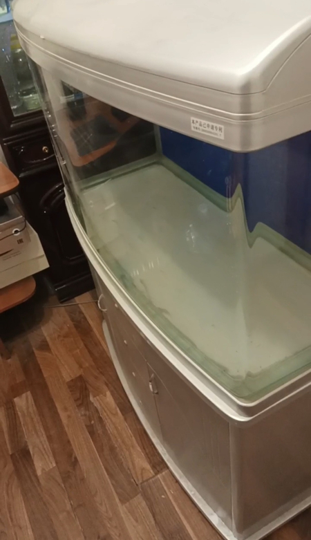 Akvarium sotiladi zavod xitoy xolati ideal 1 metr uzunligi soni 2 ta