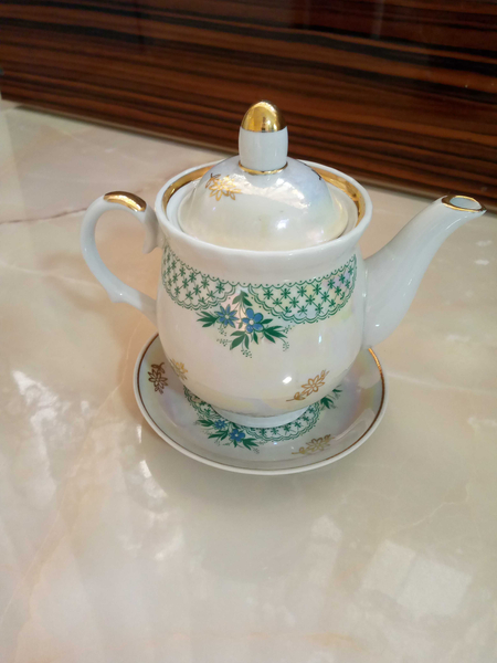 Старинный фарфоровый чайник 