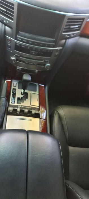 Lexus LX 570 . Белый на чёрном салоне.