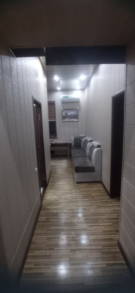 Чирчик шахрини центри Навоида арендага квартира берилади 3 хонали.