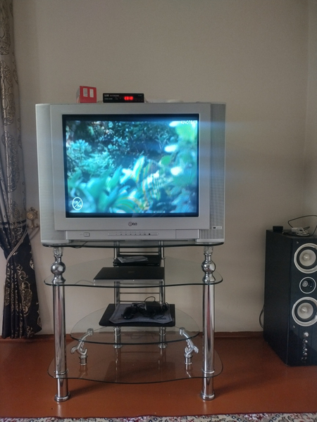 Tv LG FLATRON kattasi pastavkasi bilan