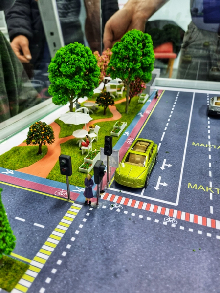 Maket yo'l harakat xavfsizligi bo'yicha turli hil yasab beramiz