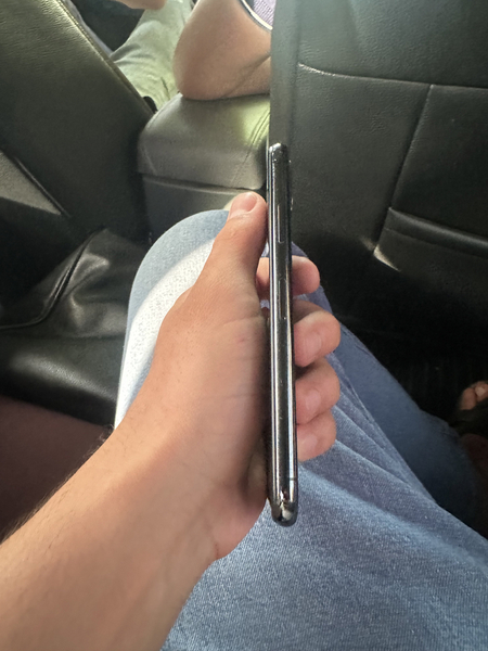 Iphone Xs sotiladi idial