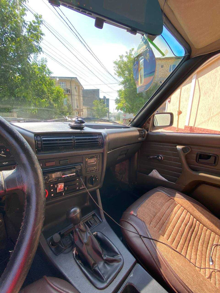BMW E30 1985 M10