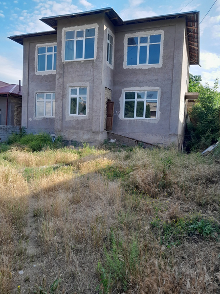 Продаётся 4,3 соток,2 этажа, 5 ком.Юнусабад