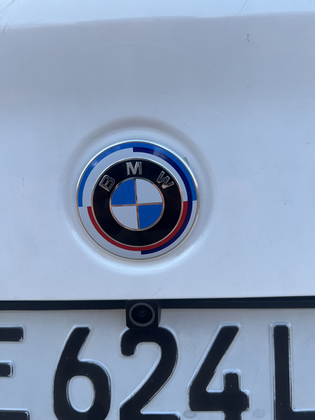 Bmw uchun yengi dizayn emblema