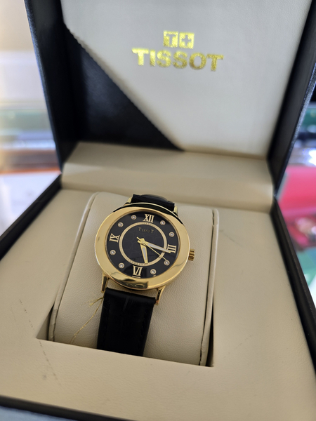 Продам часы Tissot женские в золотом корпусе 750 пробы \\n750 пробы