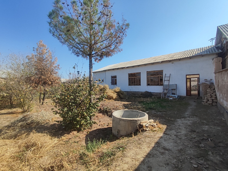 Uy sotiladi 28kv  6ta xona xammom tuvalet xammasi bor