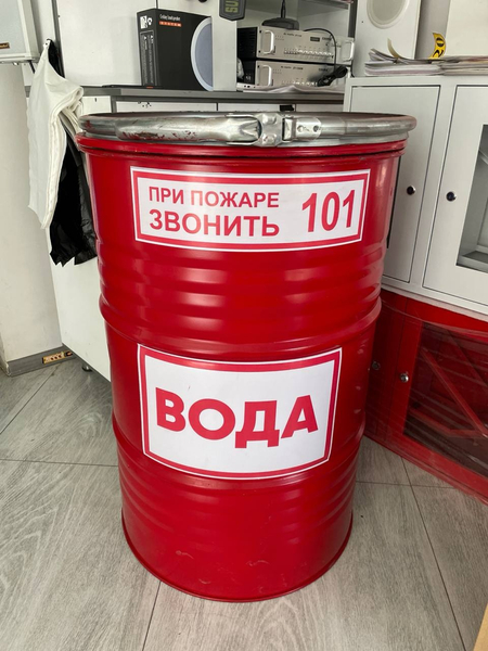 Пожарная бочка объемом 200 литров для хранения воды