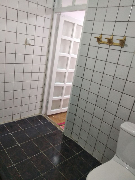Universitet oldida 4qavatlik panel uyning 1qavatida, burchakda,alohida