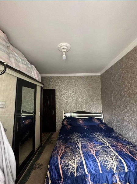 Шошилинч! Караташда 3 хонали, 4 каватлининг 2-каватида, майдони 100 м2
