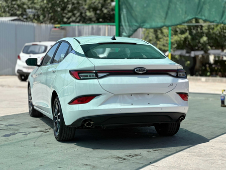 jak j 7 автомашина лифтбек  таклиф киламиз жуда кулай авто
