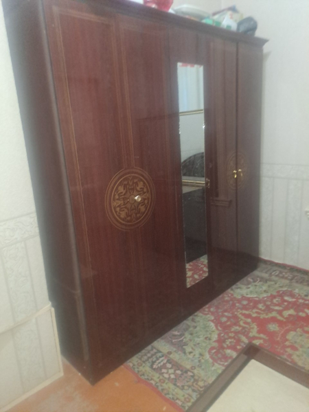 Спальний гарнитур сотилади.