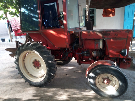 T25 traktori sotiladi