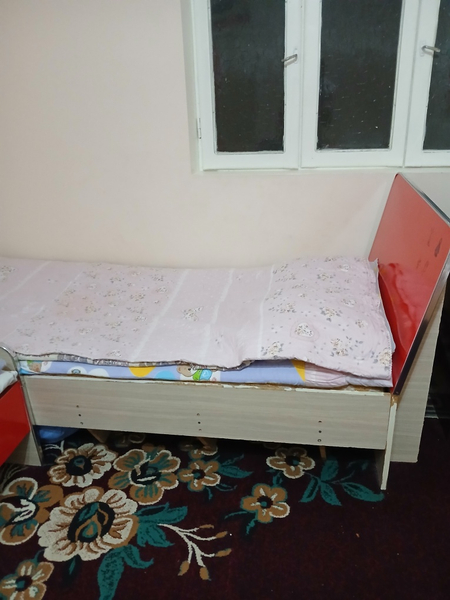 2 та шкаф, 2 та бир кишилик спальний тумбаси билан сотилади