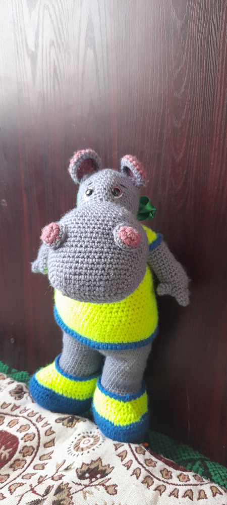 Вязаная игрушка ,длина примерно 30 см ,яркая