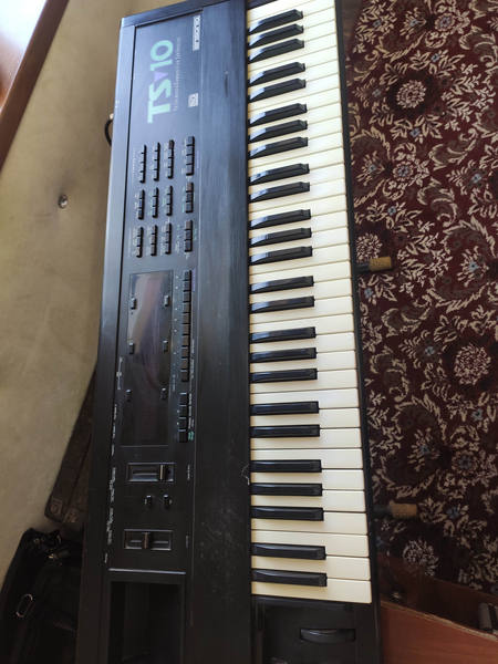 Ensonoq ts 10 сотилади