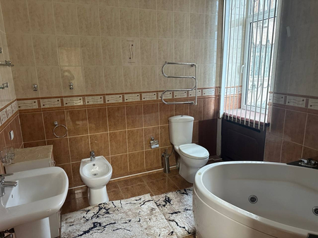 Новостройка в центре ул. Нукус и Амир Темур 4х комн 3спальня 3 ванна