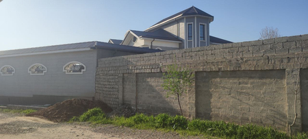Срочно продается в элитной европейской махалле земля 5.5 соток, углова