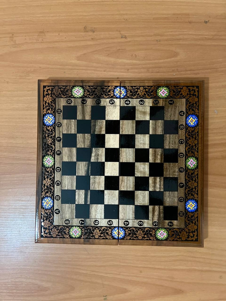 Shaxmatlar yong'oq daraxtidan