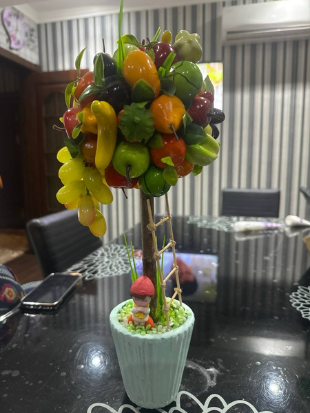 Композиция из искусственных фруктов
