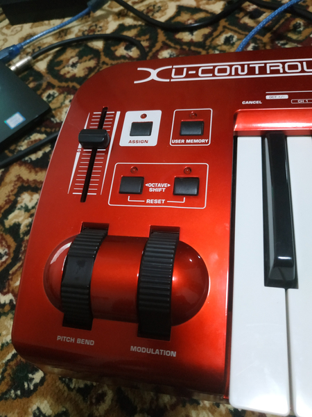 Behrnger midi UMX 61 sotiladi