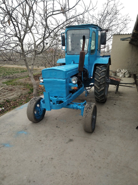 Srochno traktor sotiladi