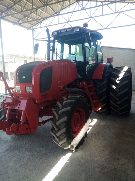 Belarus traktor sotiladi
