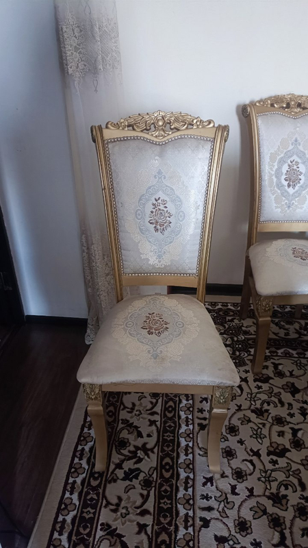 Продаю стол со стульями