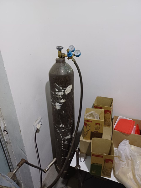 Газ вода апарат ишлаб турган холати зор 2 та Газ балон