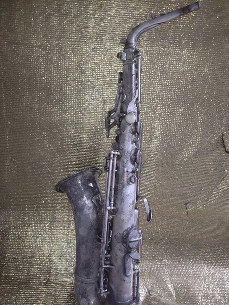 saksafon sotiladi