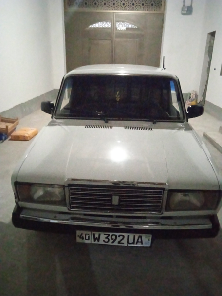 Vaz2107 yurib turgan moshina