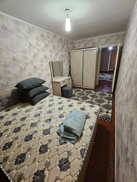 Сдается 2х комнатная квартира
С обстановкой 
Этаж: 1
Район: Телеграф
Ц