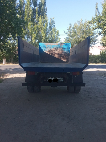 Isuzu samosval..