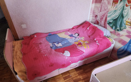 продаются две кровати и шкаф