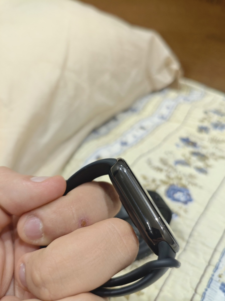 Продаю mi band 8