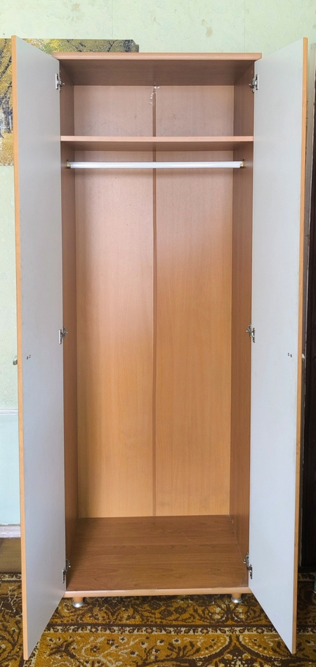 Продается набор - Стол, Этажерка, Шкаф.