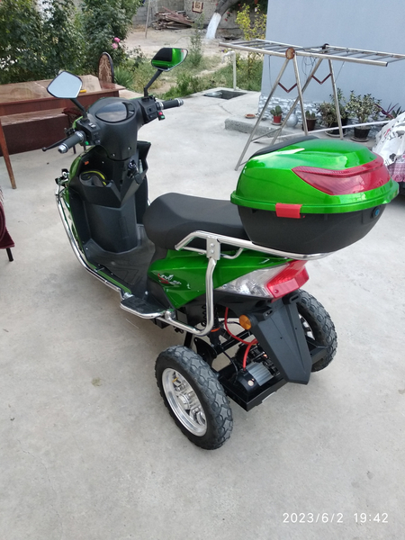 Sukuter Armada tesla motors