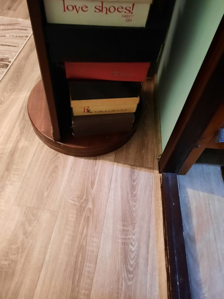 Напольное зеркало с вешалкой