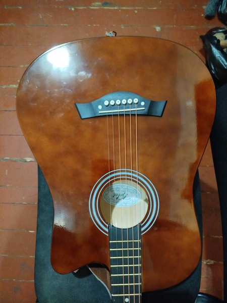 Akustik gitara sotiladi.