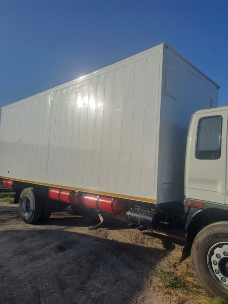 Isuzu YUK mashinasi sotiladi