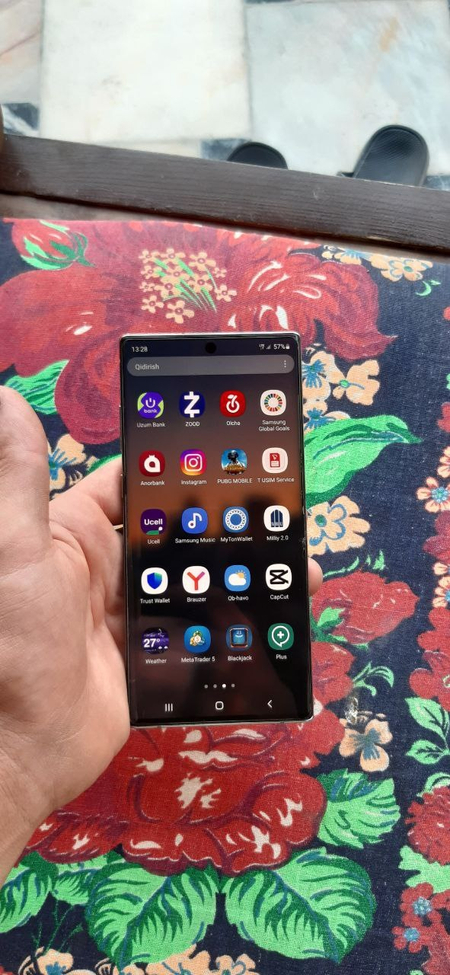 SAMSUNG GELEKSI NOT 10 PILUS 5 G Chizilga urilgan joylari yuq