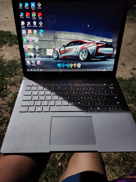 Kompyuter sotiladi Microsoft SurfaceBook