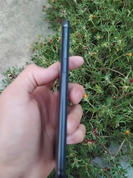 Iphone 7  sotilad narx 8000min otib bergan joyi bor