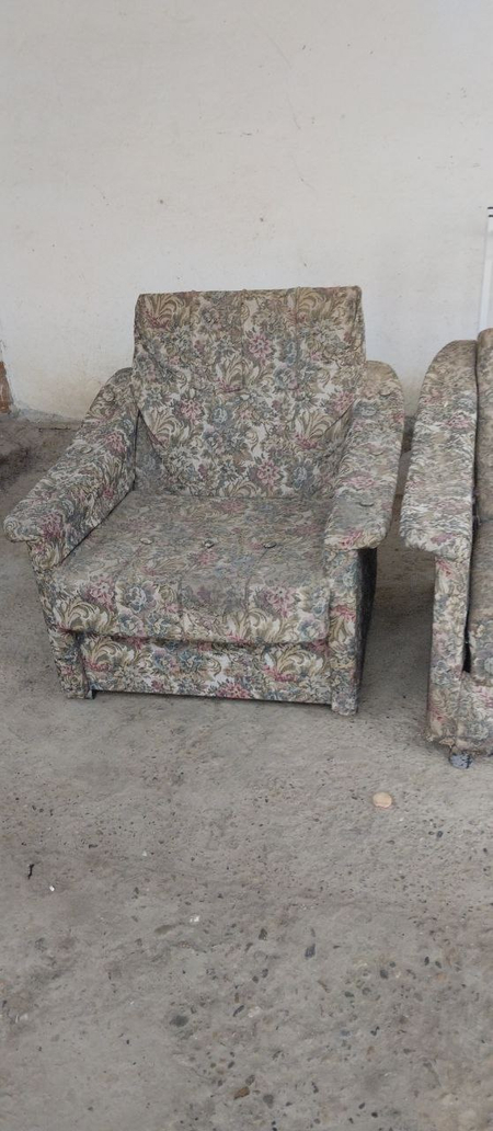 Divan kreslo sotiladi obshivka qilsangiz z6r boladi arginal zavodniki
