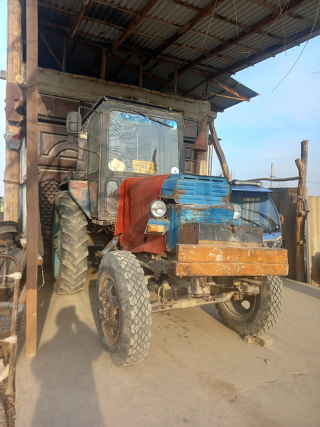 Traktor barcha qóshimcha uskunalari bilan